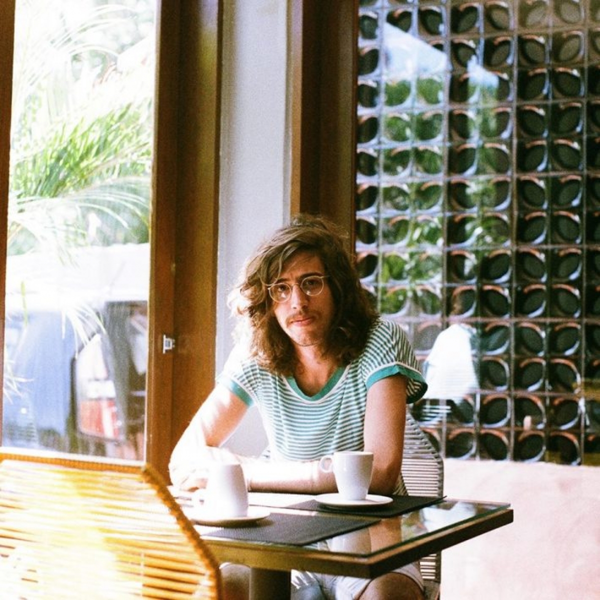 Tim Bernardes questiona a idolatria que a arte se encontra