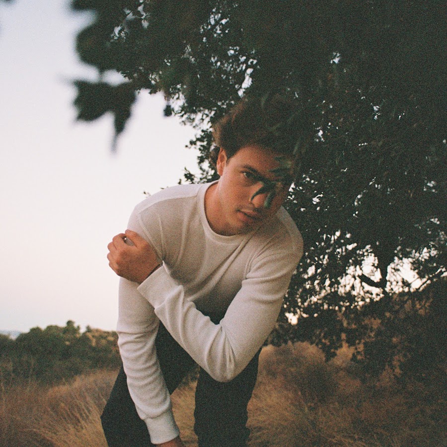 Blake Rose revela EP de estreia, "A World Gone By"