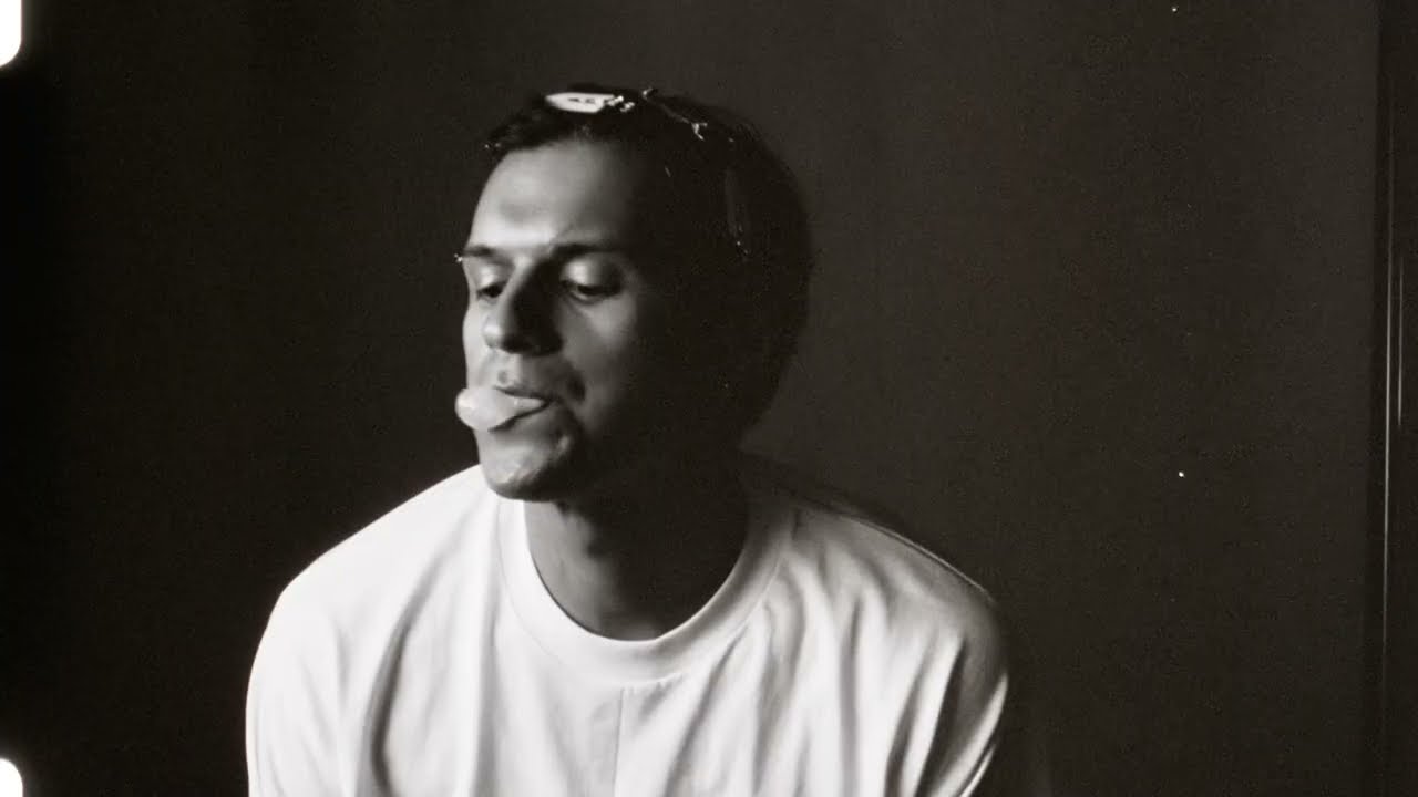 Omar Apollo lança álbum de estreia "Ivory", ouça