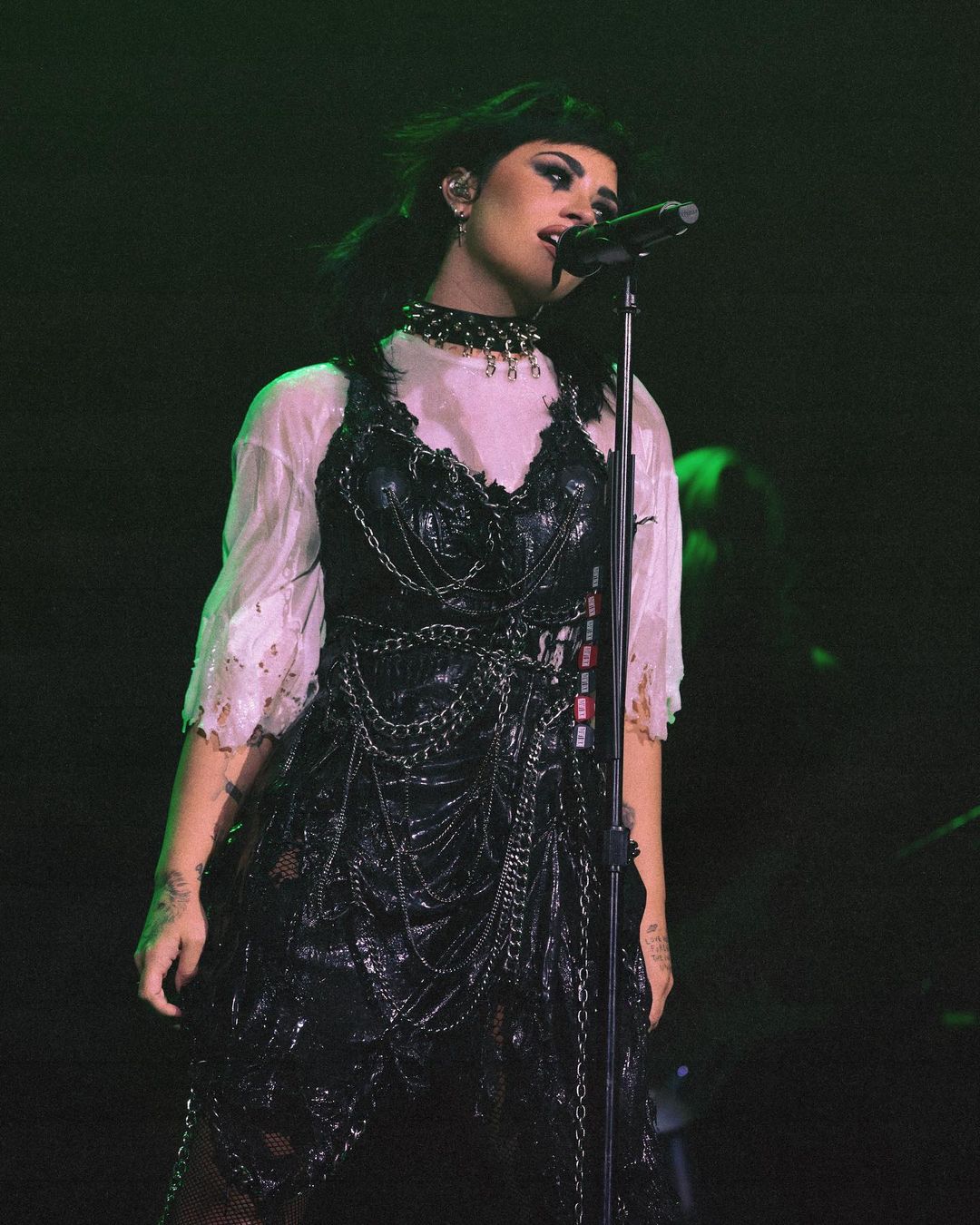 Demi Lovato entrega shows eletrizantes com a HOLY FVCK TOUR em São Paulo