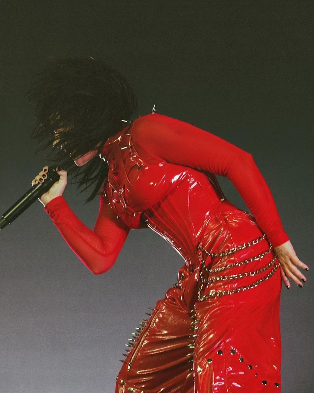 Demi Lovato entrega shows eletrizantes com a HOLY FVCK TOUR em São Paulo