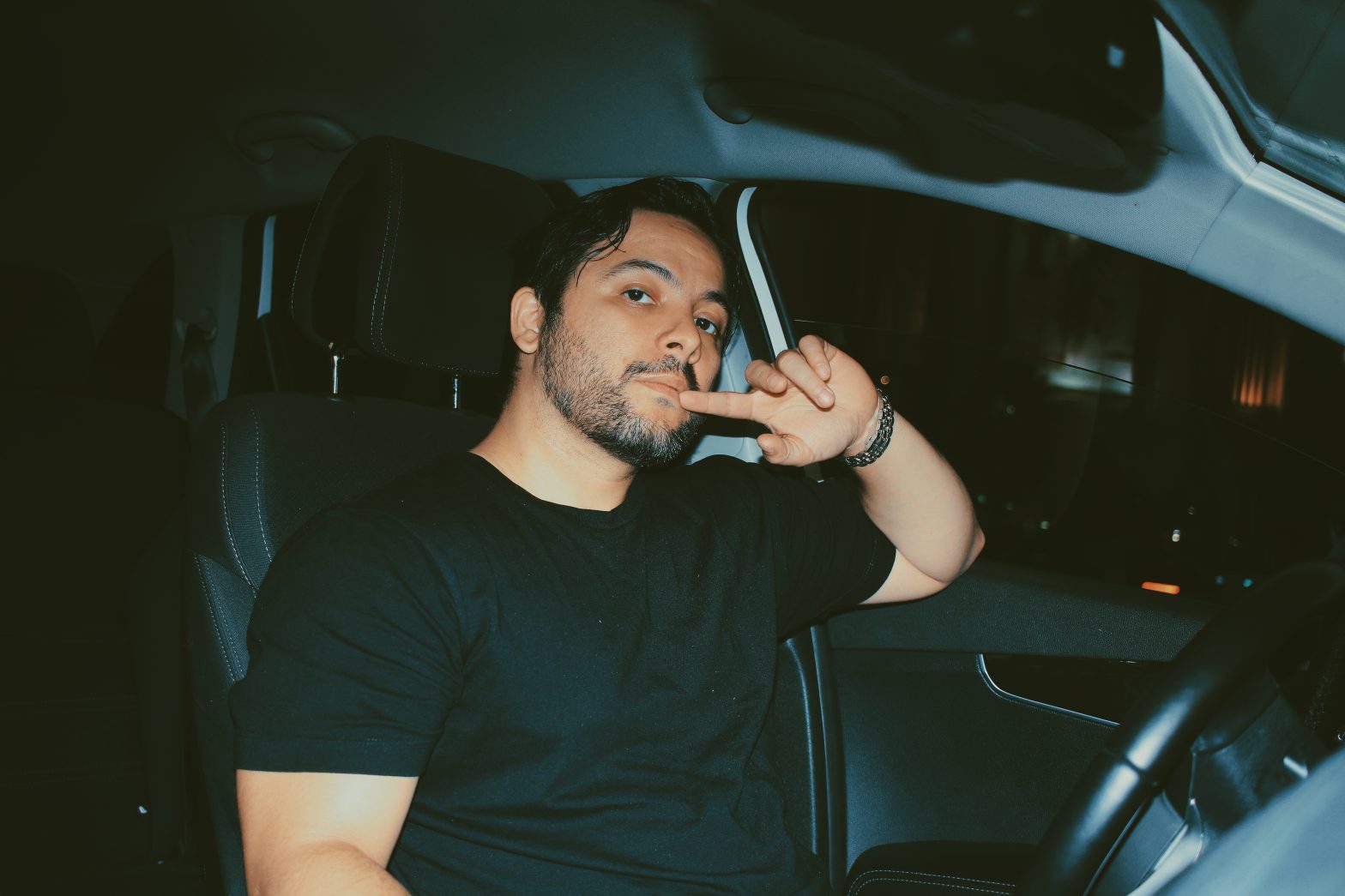 Alex Rosales encara o R&B com o single "Contigo"