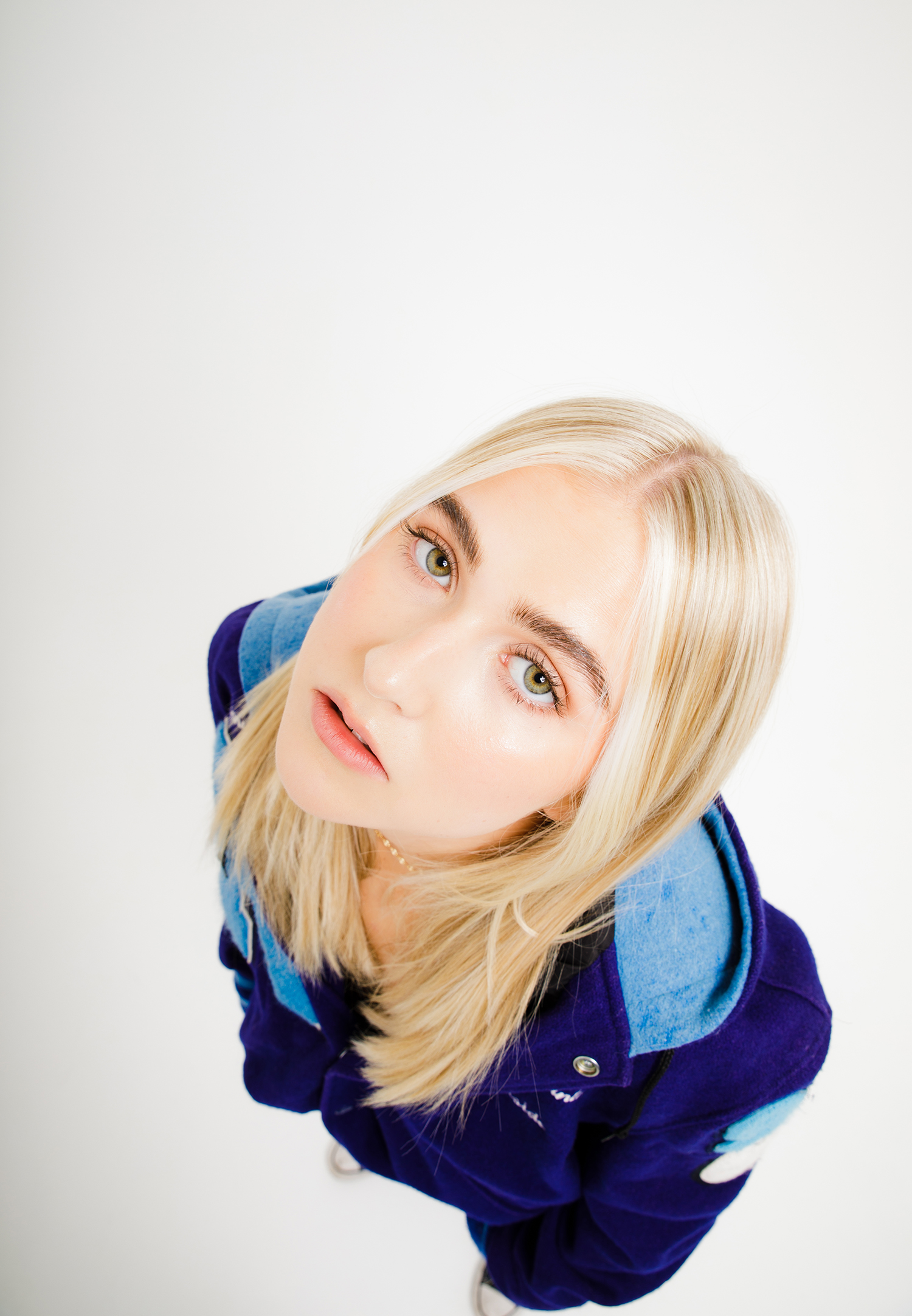 Entrevista | LOVA fala sobre cena pop sueca, Young Royals e processo de ...