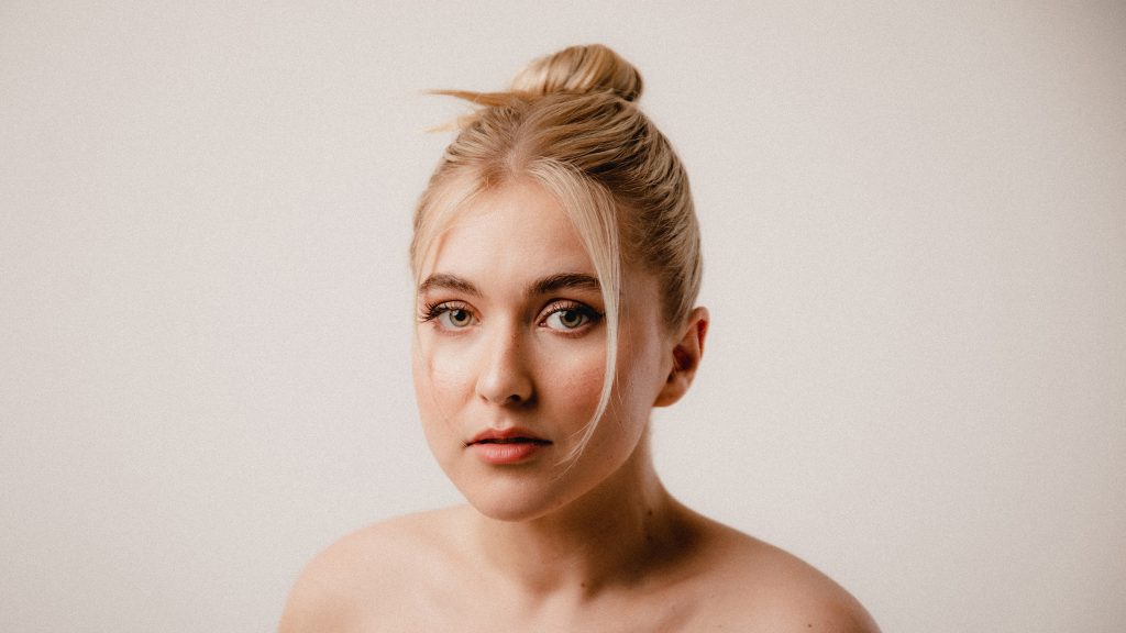 Entrevista | LOVA fala sobre cena pop sueca, Young Royals e processo de ...