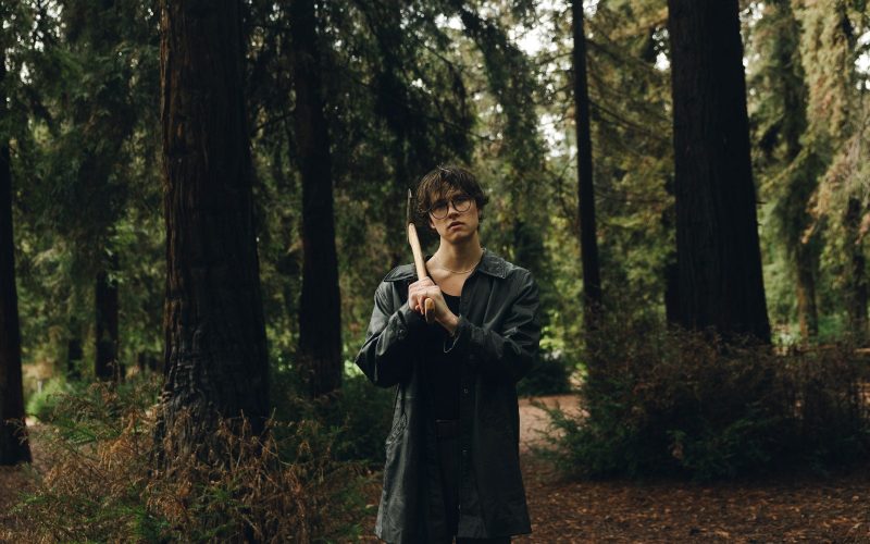 David Kushner escala seu destaque no cenário folk-pop aos 21 anos