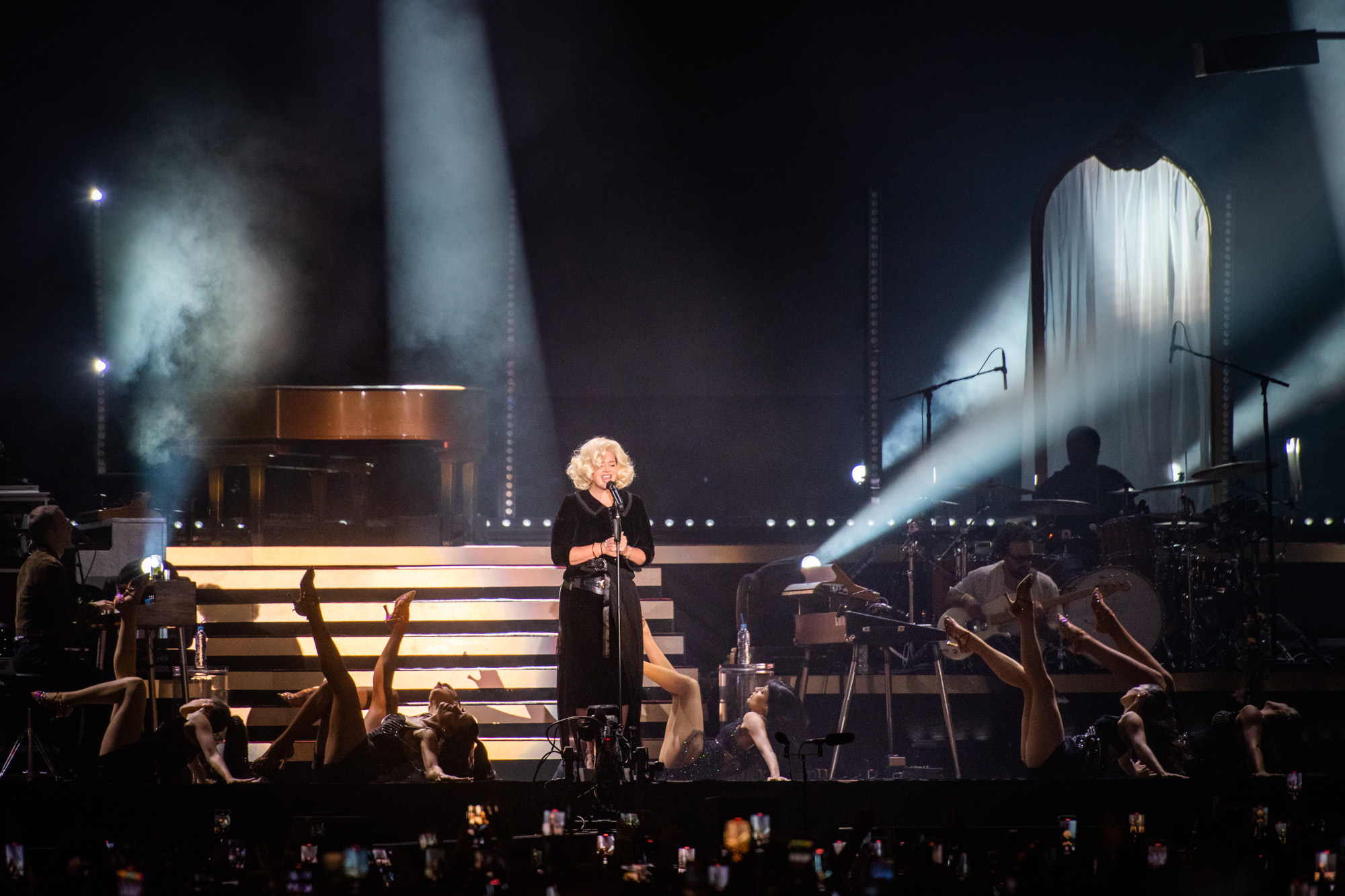 Lana Del Rey encanta multidão apaixonada em retorno aos palcos no MITA ...