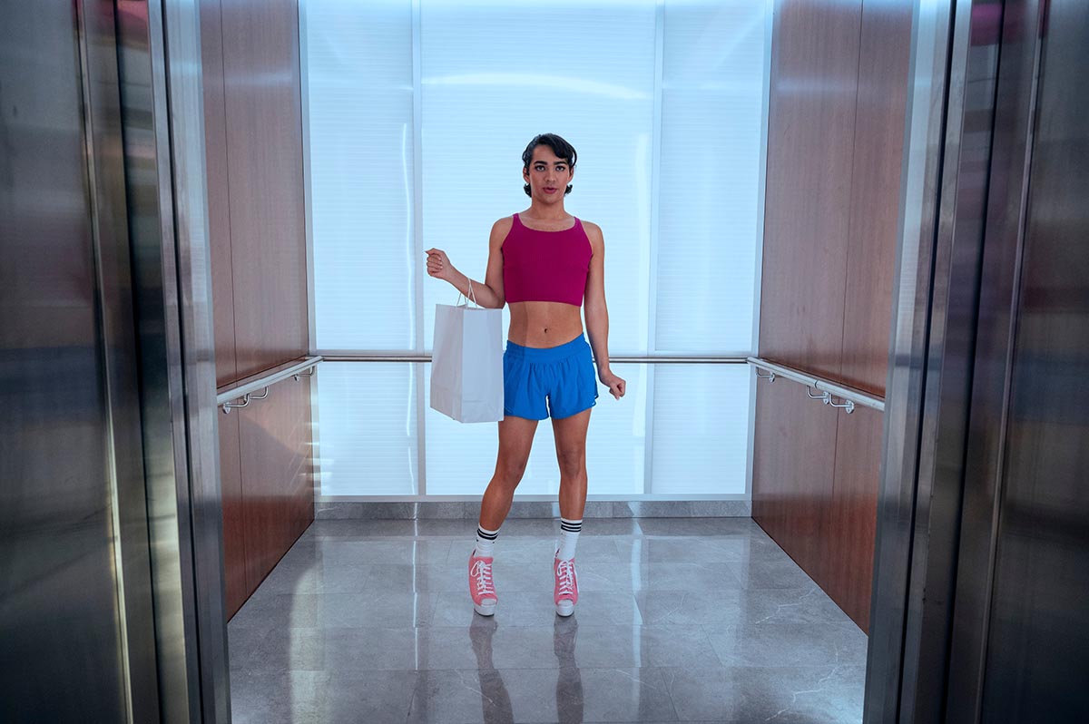 Crítica | “Glamorous” é um clichê com subtexto direto ao público LGBTQIAP+