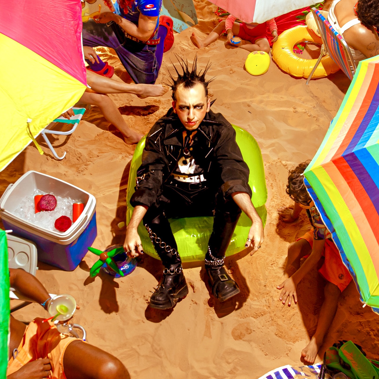 Produtor Baka lança álbum solo "EMO NAS BAHAMAS" repleto de nostalgia