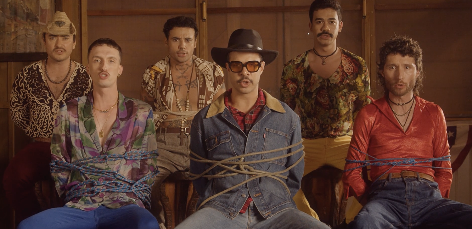 SAMO se diverte com vídeo criativo de “O jeito que ela me ilude”