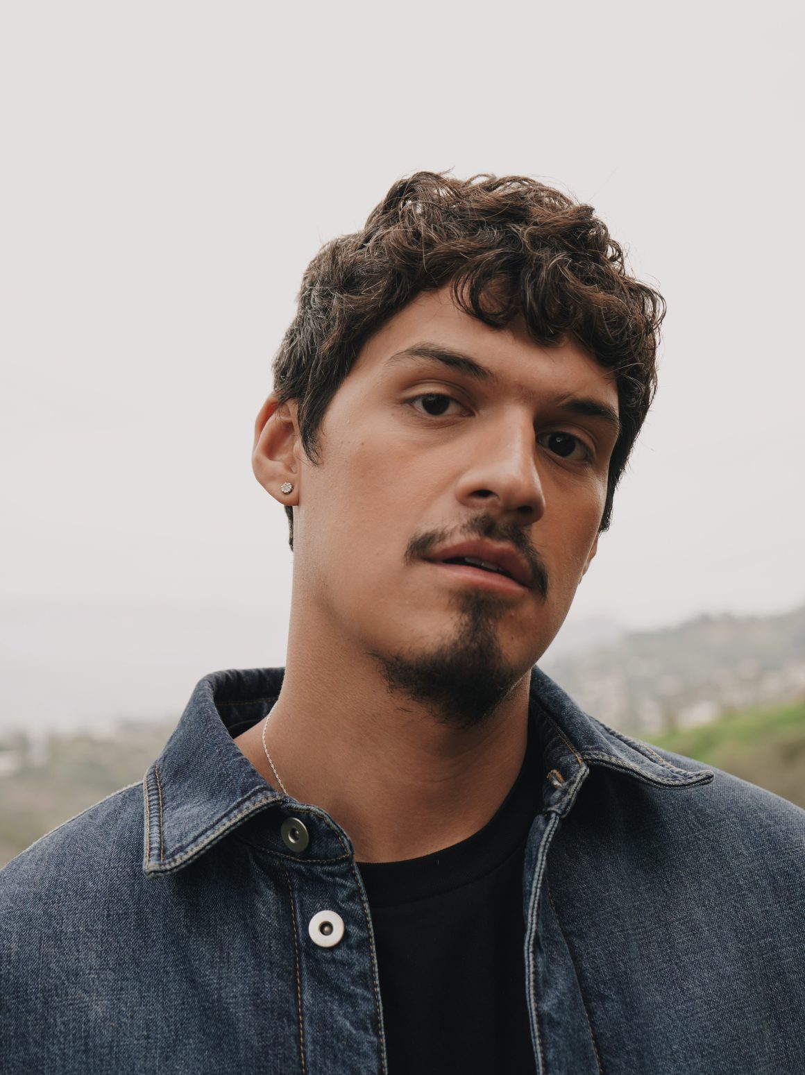 Omar Apollo combina raízes latinas e cria sua definição de R&B