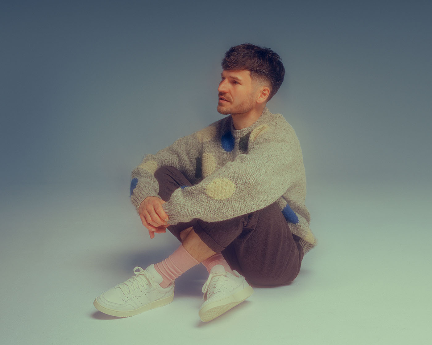 James Gruntz embarca no pop leve em "BLINK TWICE"